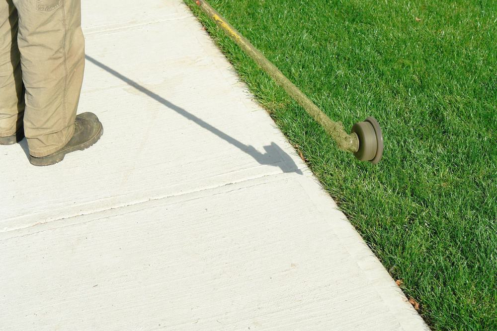 How to Edge a Lawn With a String Trimmer - Trim That Weed