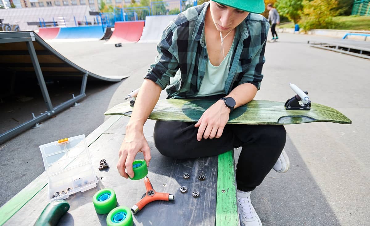 How To Assemble / Build A Skateboard